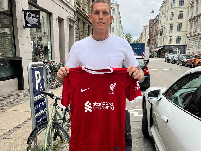 Daniel Agger Liverpool spillertrøje med autograf og 5 signeret A4 fotos