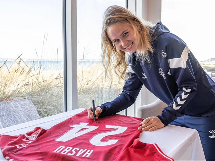 Signeret trøje fra Sverige - Danmark den 7. april 2023