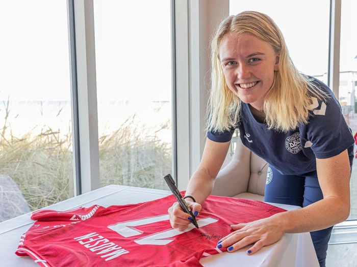 Signeret trøje fra Sverige - Danmark den 7. april 2023