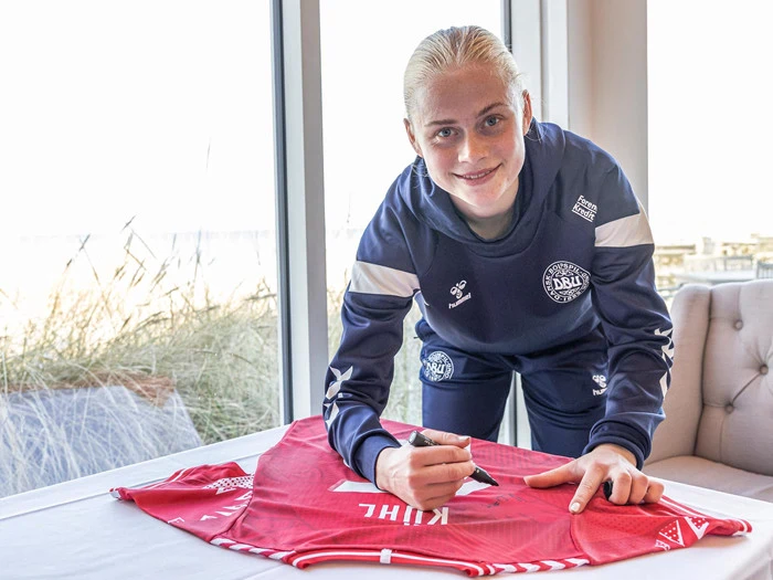 Signeret trøje fra Sverige - Danmark den 7. april 2023