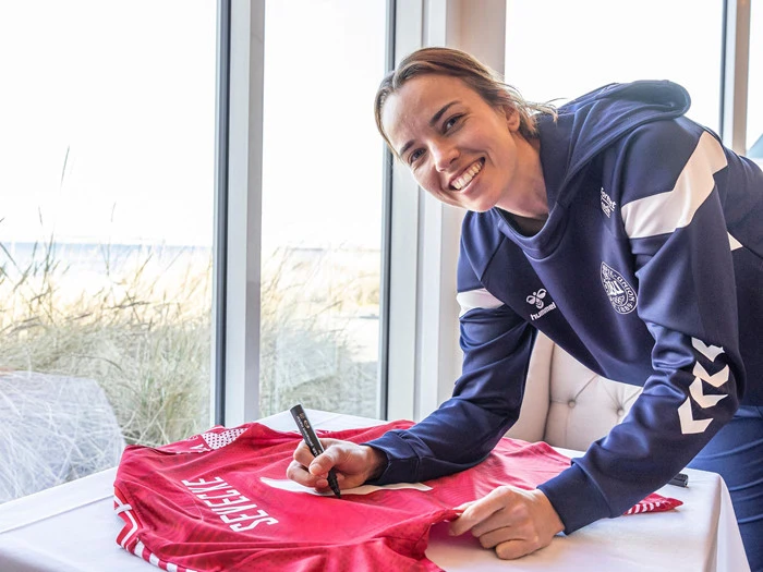 Signeret trøje fra Sverige - Danmark den 7. april 2023